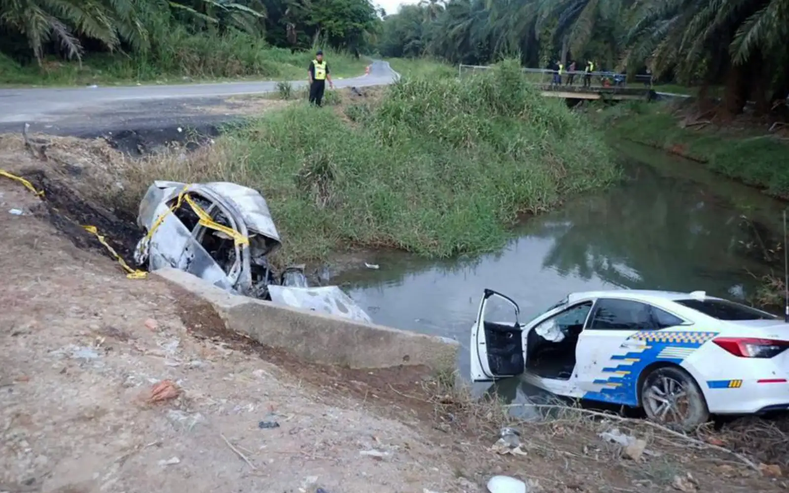Lelaki rentung, 2 polis cedera parah kereta jatuh parit | FMT
