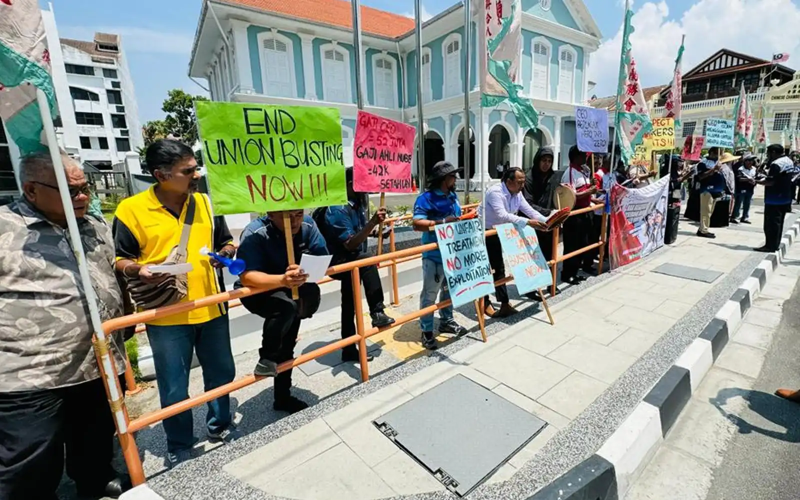 250 union members stage picket at 5 banks | FMT