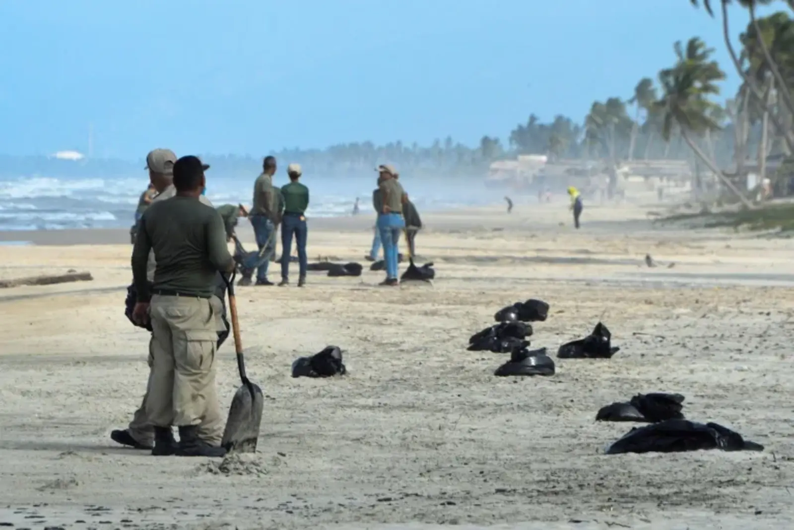 Oil spill hits beaches on Venezuela’s northwest coast | FMT
