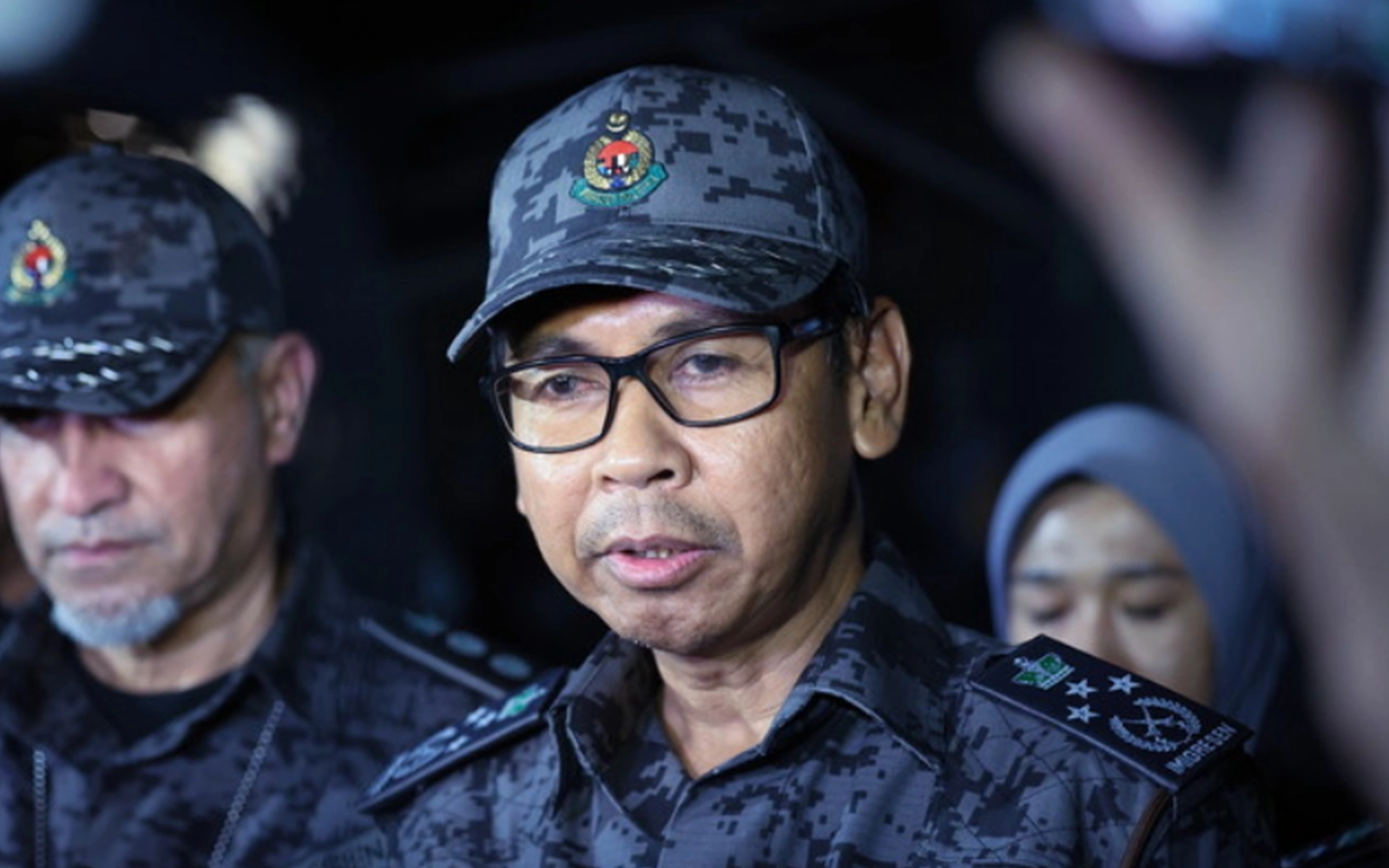 Sindiket ejen haram tawar khidmat imigresen tumpas, 13 diberkas | FMT