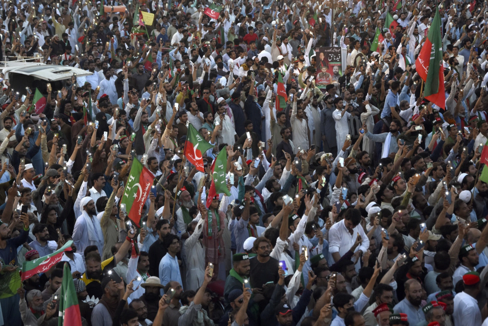 Thousands defy roadblocks in rally for Pakistan’s ex-PM Khan | FMT