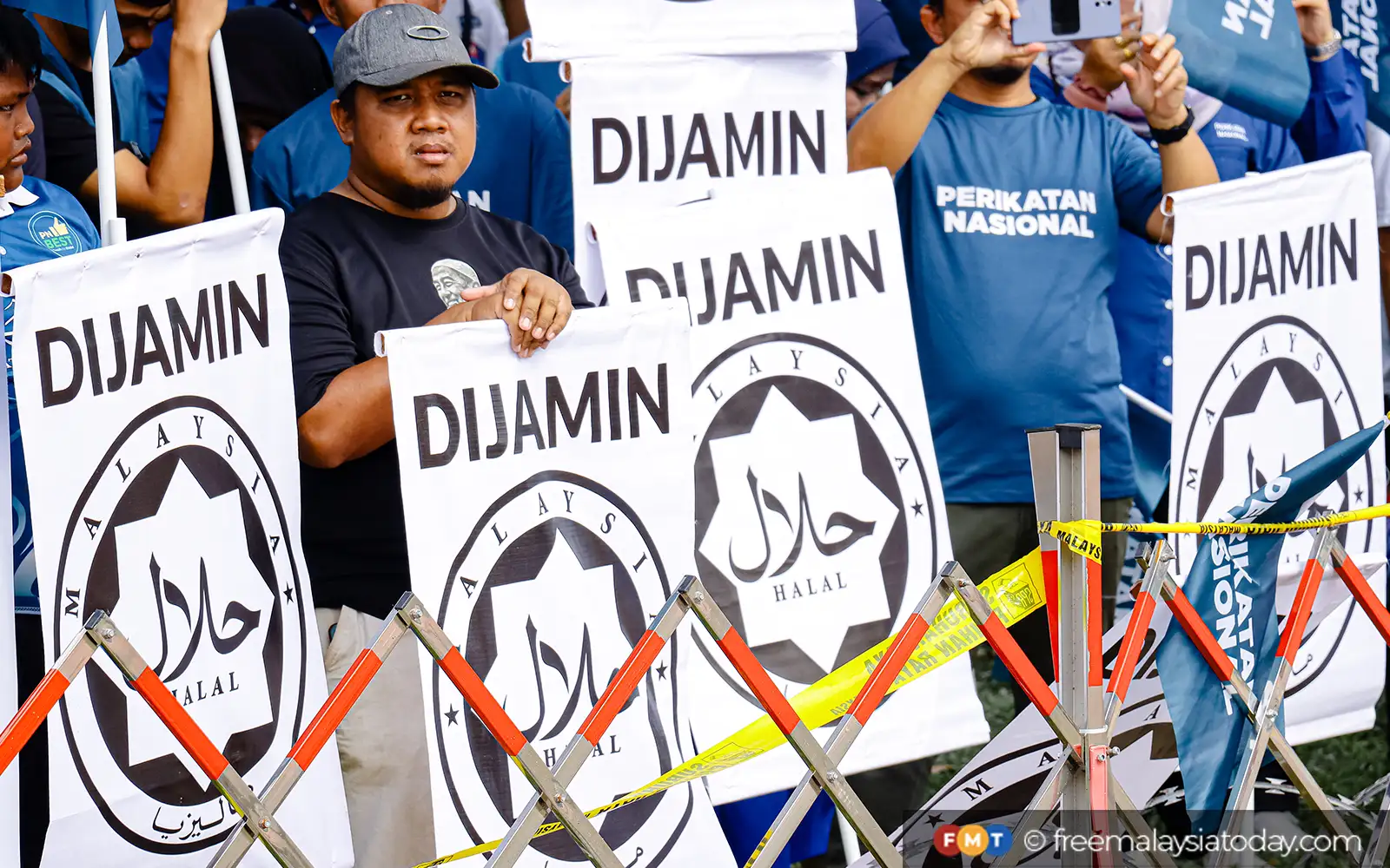 It’s just a normal placard, says Muhyiddin on PN’s ‘Dijamin halal ...