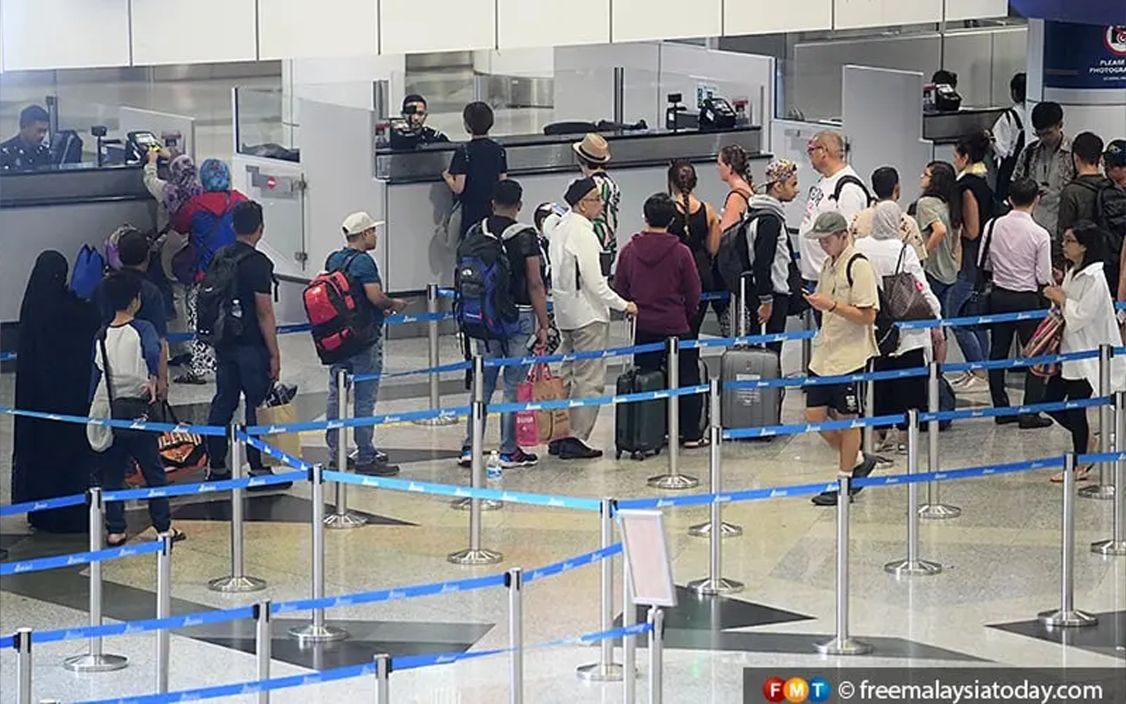 Lebih 200,000 individu, pengarah syarikat kena sekatan perjalanan | FMT