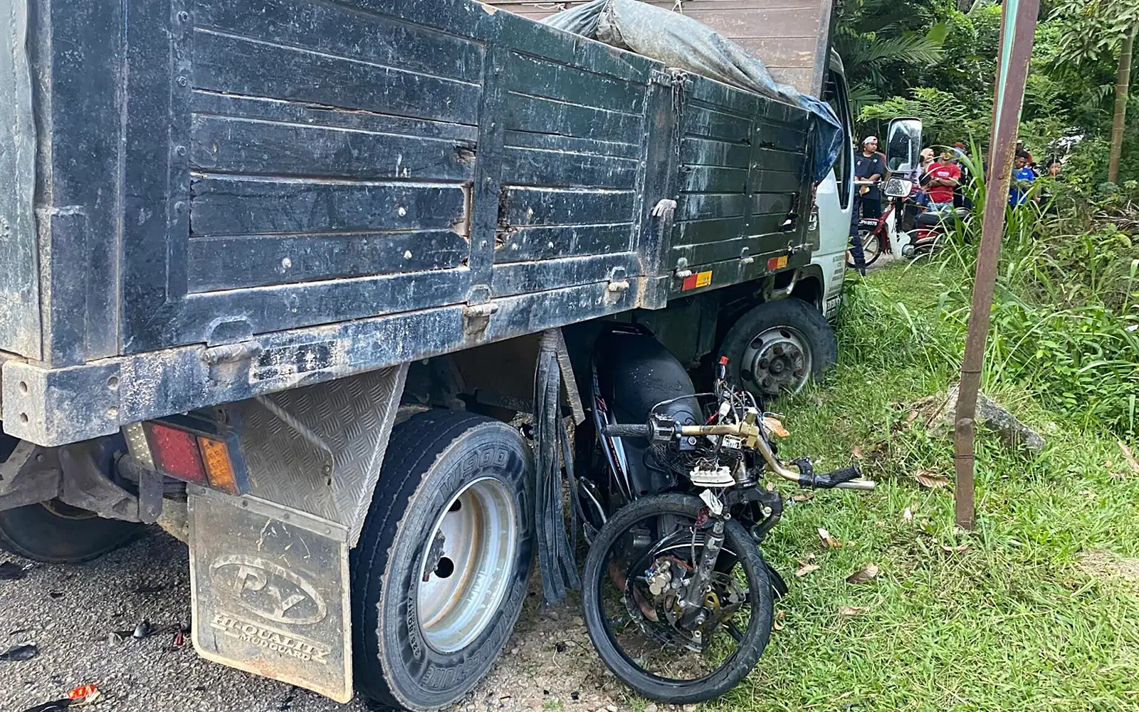 Anggota tentera, rakan maut motosikal rempuh lori | FMT