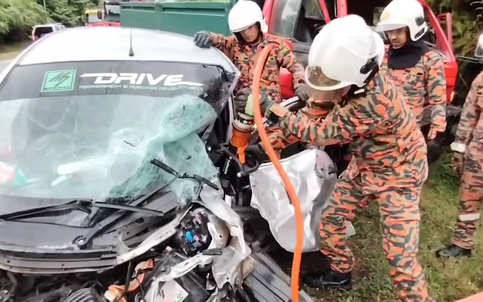 2 petugas sekolah maut kereta bertembung lori | FMT