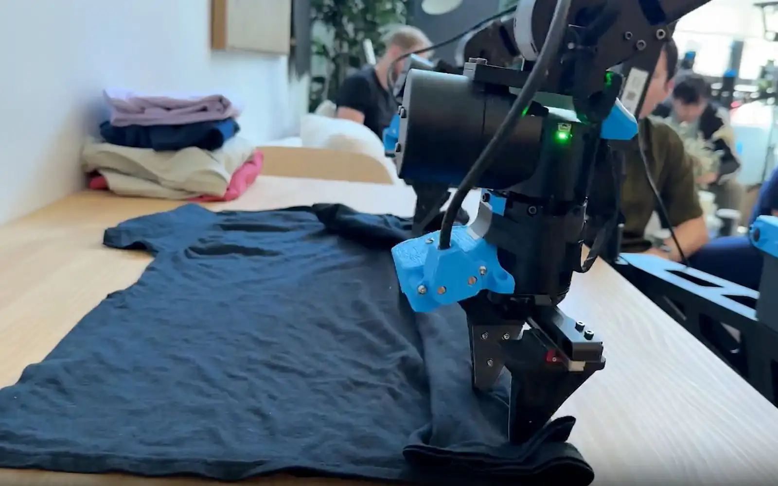This robot can fold laundry | FMT