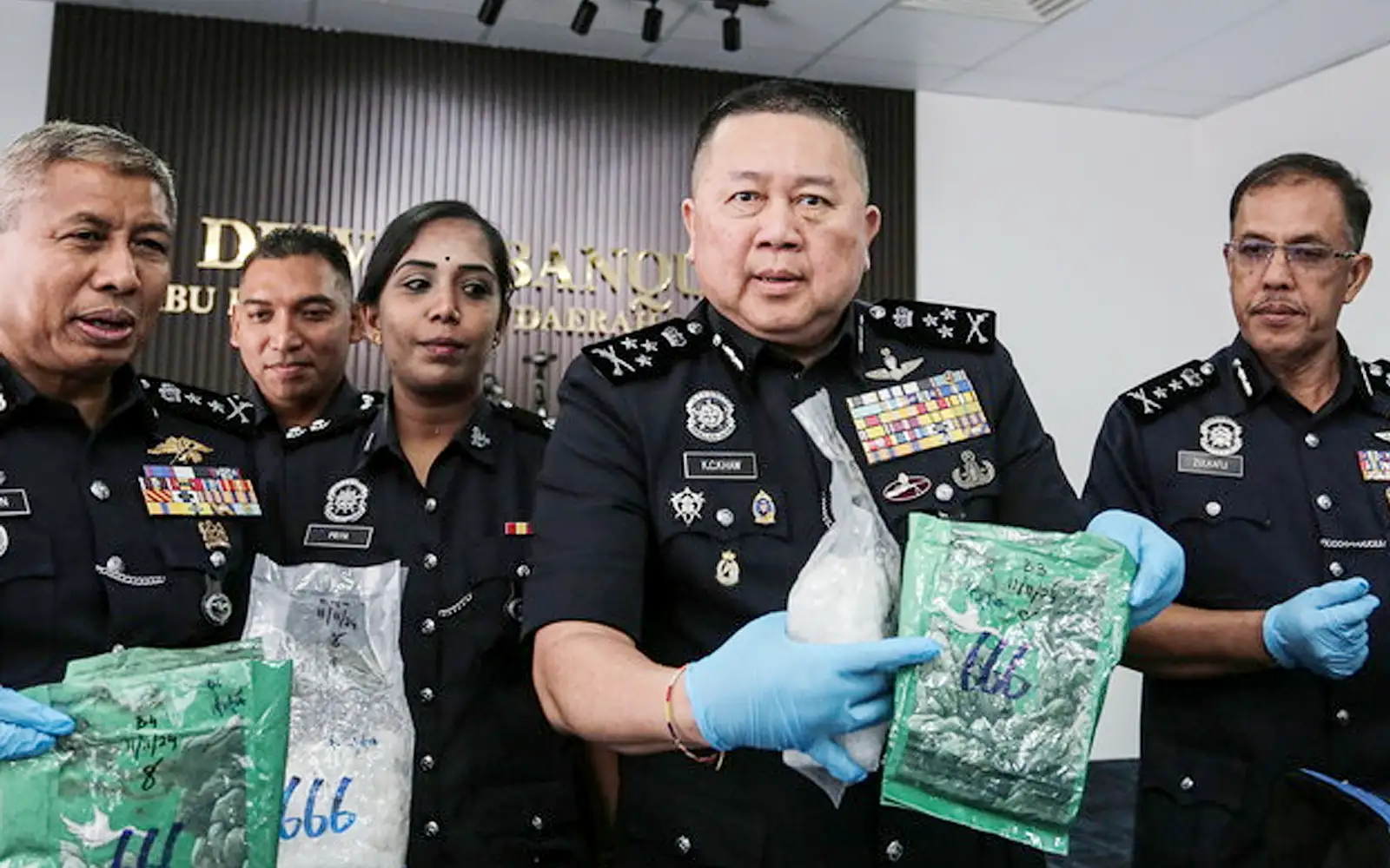 Dadah RM2 juta ditemui dalam kereta, suami isteri antara 3 ditahan | FMT