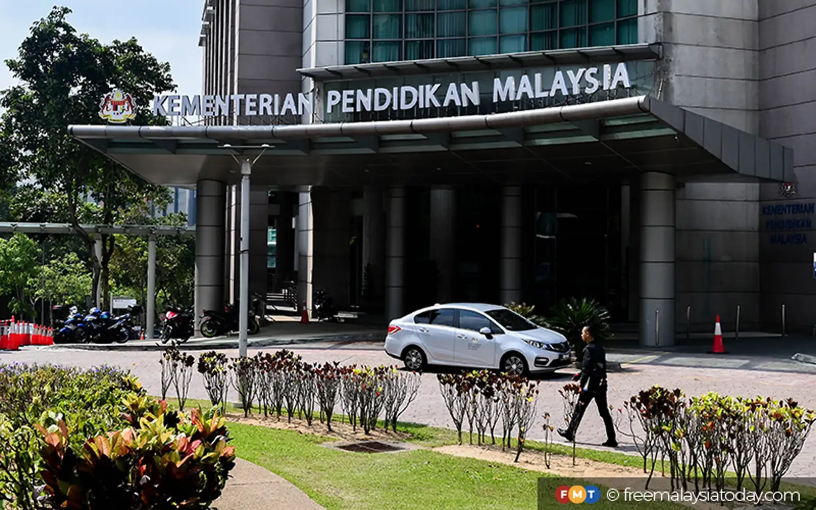 Kementerian Pendidikan pula silap papar Jalur Gemilang | FMT