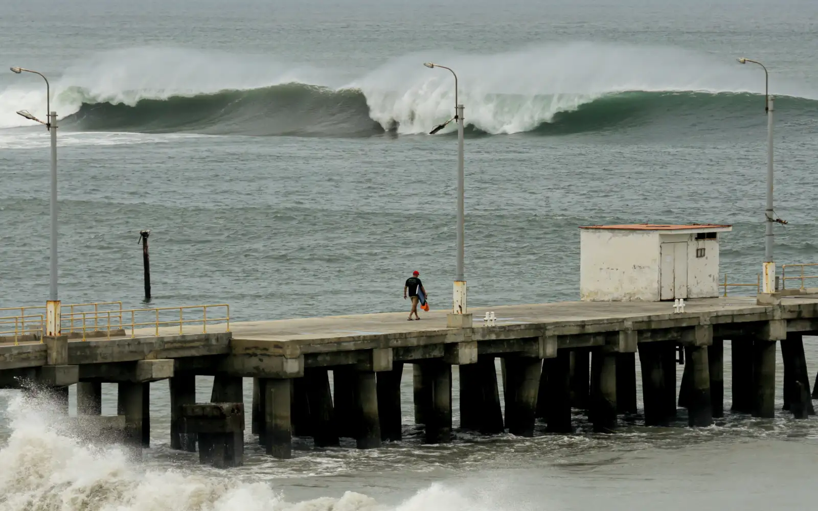 Peru closes ports as giant 4m-high waves batter coast | FMT