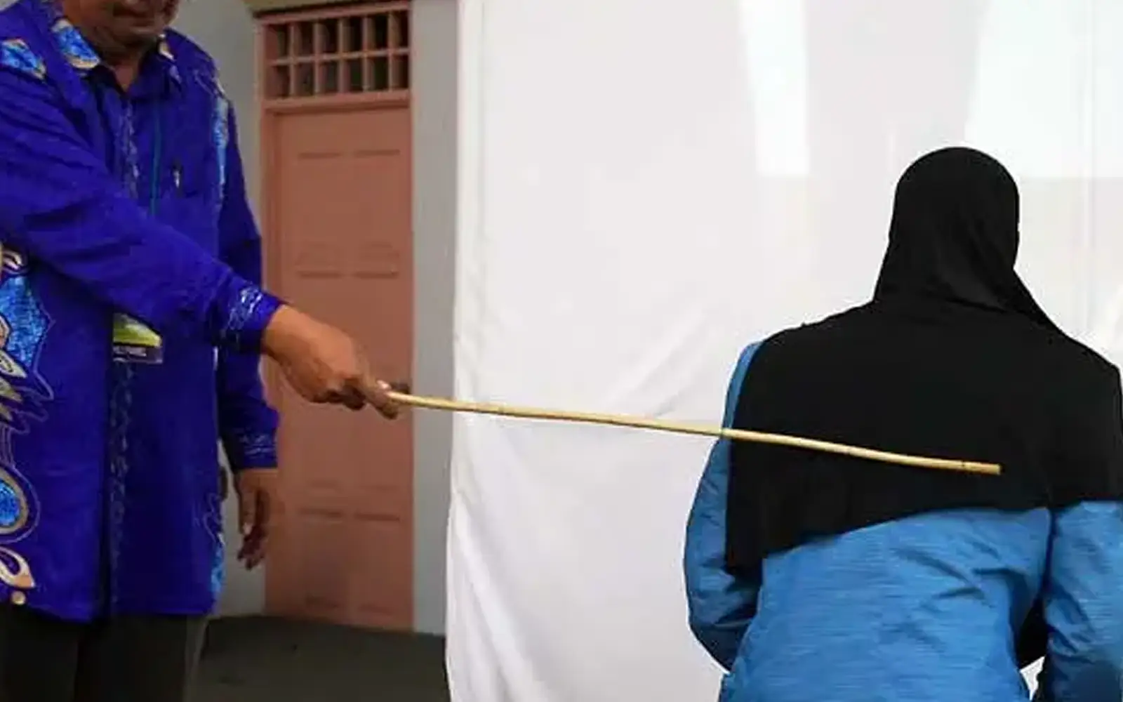 Sebat depan orang ramai | FMT