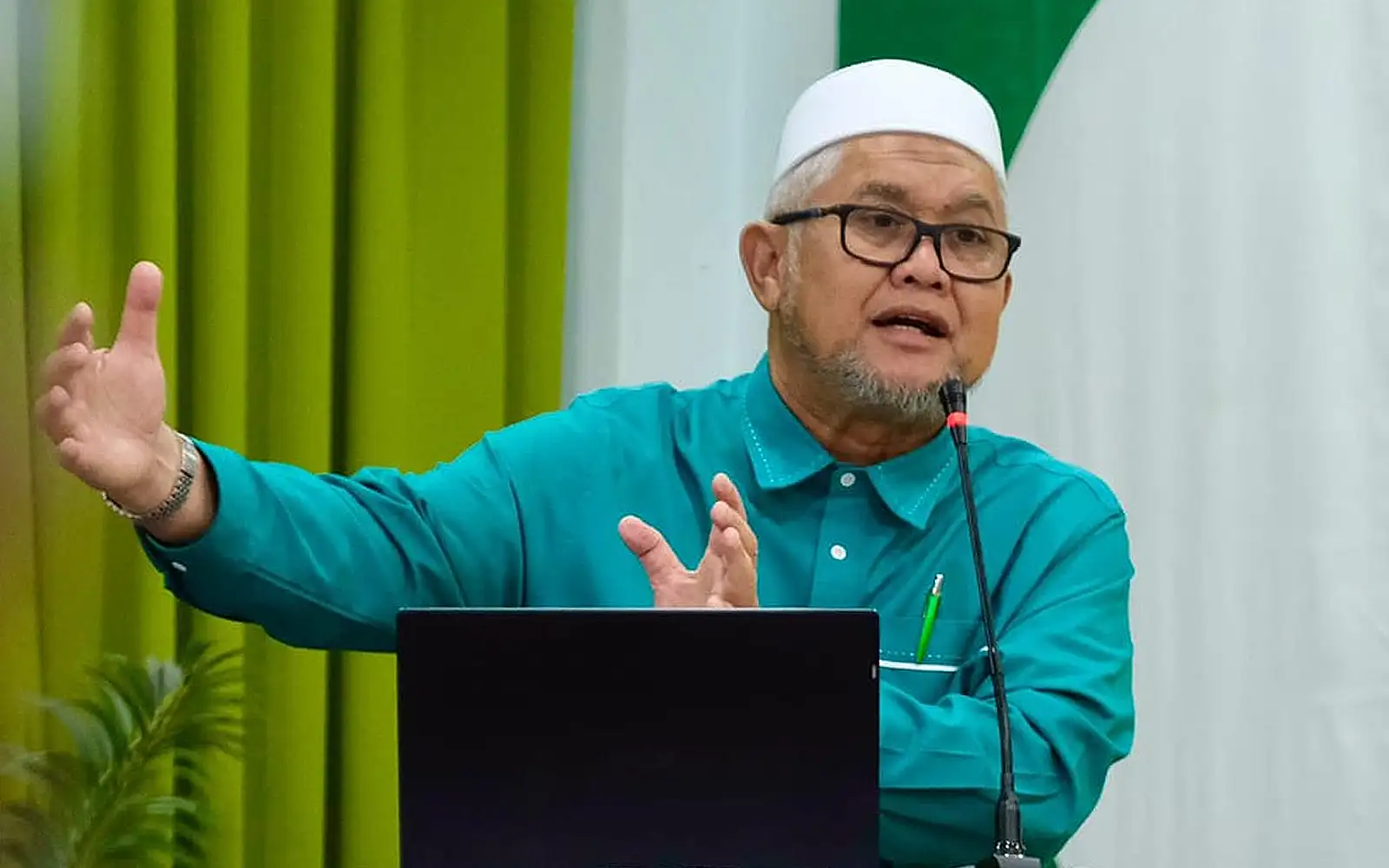 Razman demands apology from DAP man over social media post | FMT