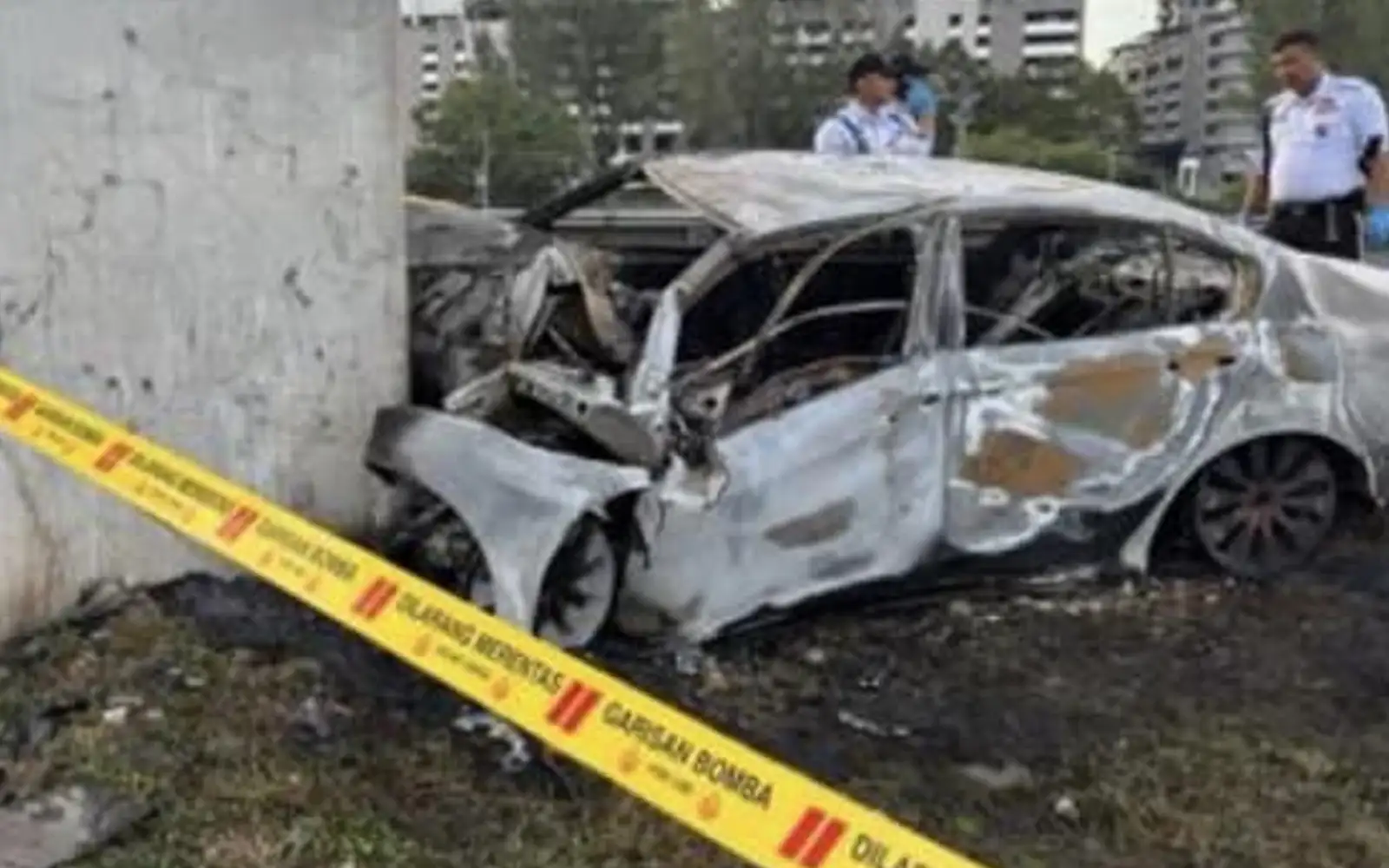 Driver burnt to death after car crashes into pillar on Federal Highway ...