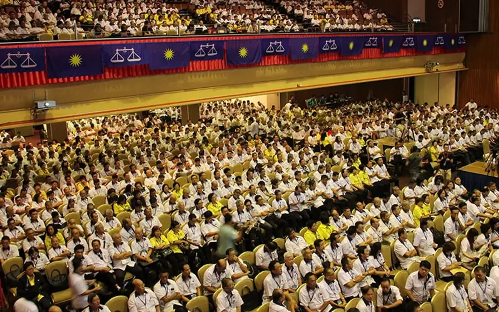 Stay or leave? MCA grassroots press party on future in BN | FMT