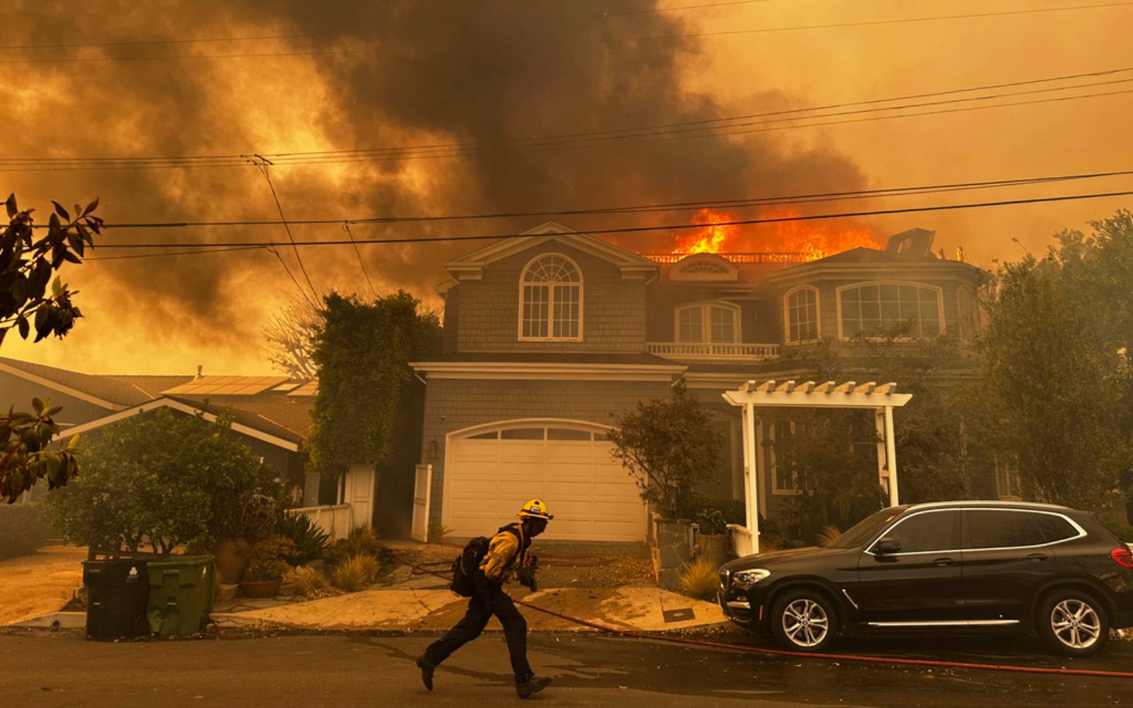 Los Angeles wildfire prompts evacuations amid extreme winds | FMT