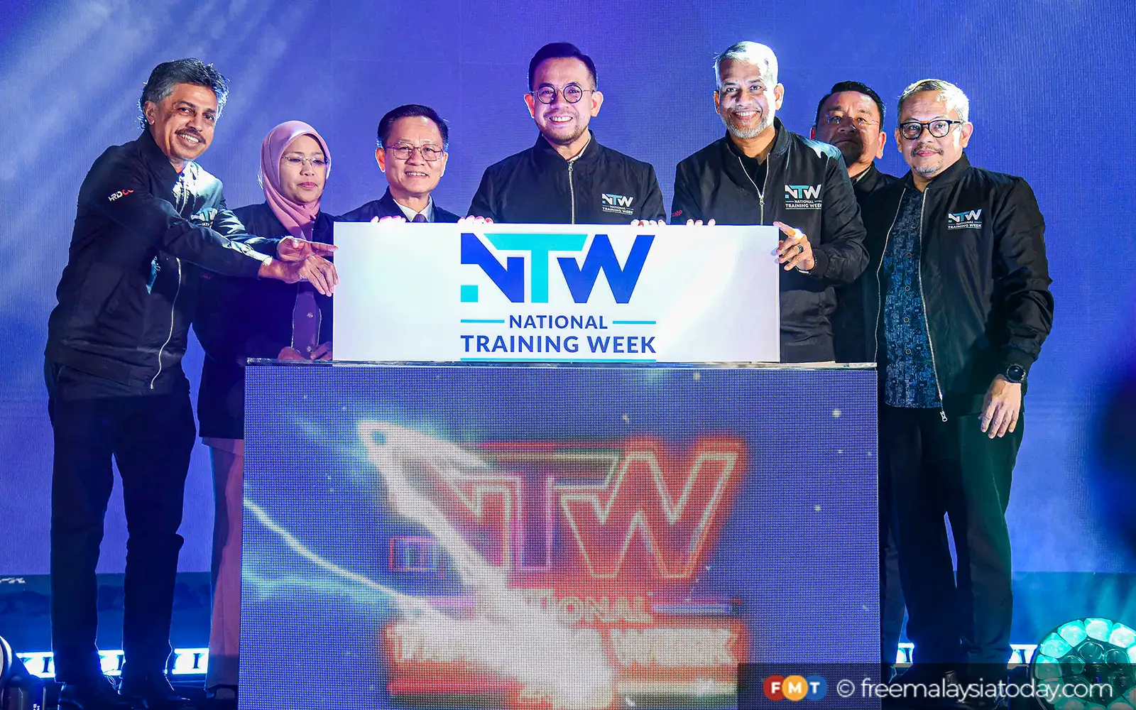 ‘Hanya fokus poster daripada usaha’, Sim kecam pembangkang | FMT