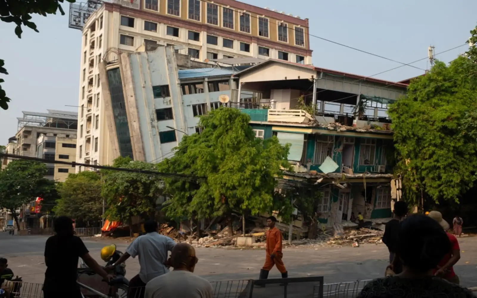 Aftershocks rattle Mandalay as rescuers search for quake survivors | FMT