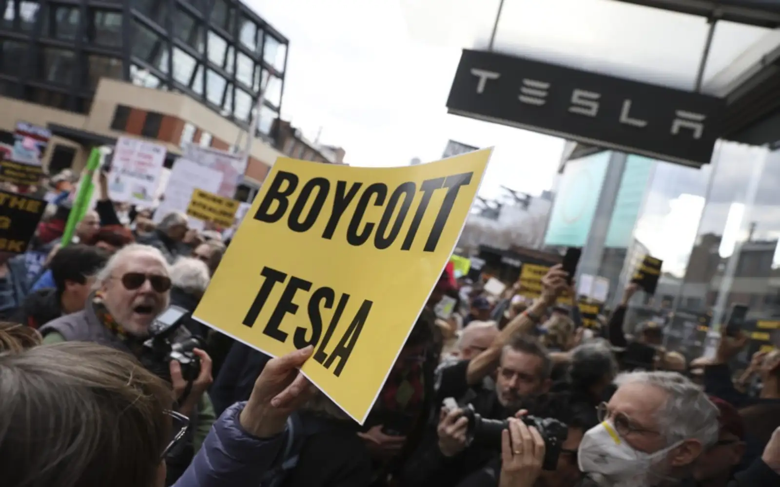 Activists use ‘Tesla Takedown’ protests to fight job cuts by Musk ...