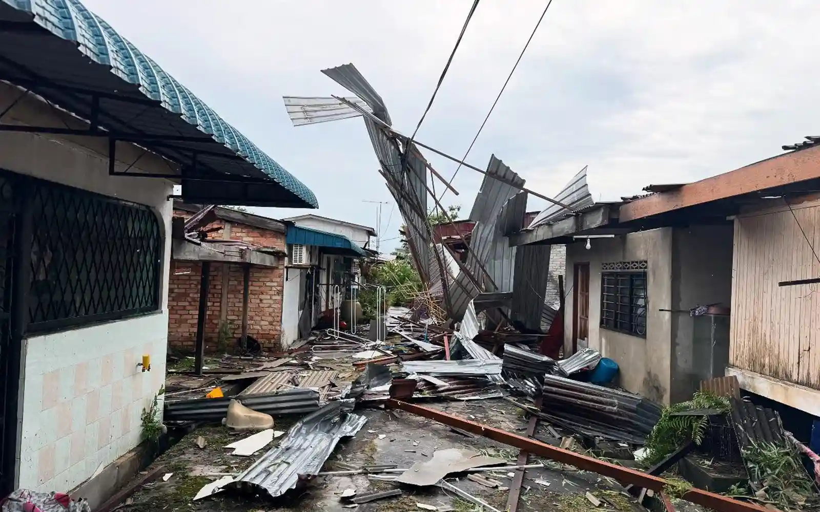 Sekinchan dibadai ribut, 30 rumah terjejas | Hot FM