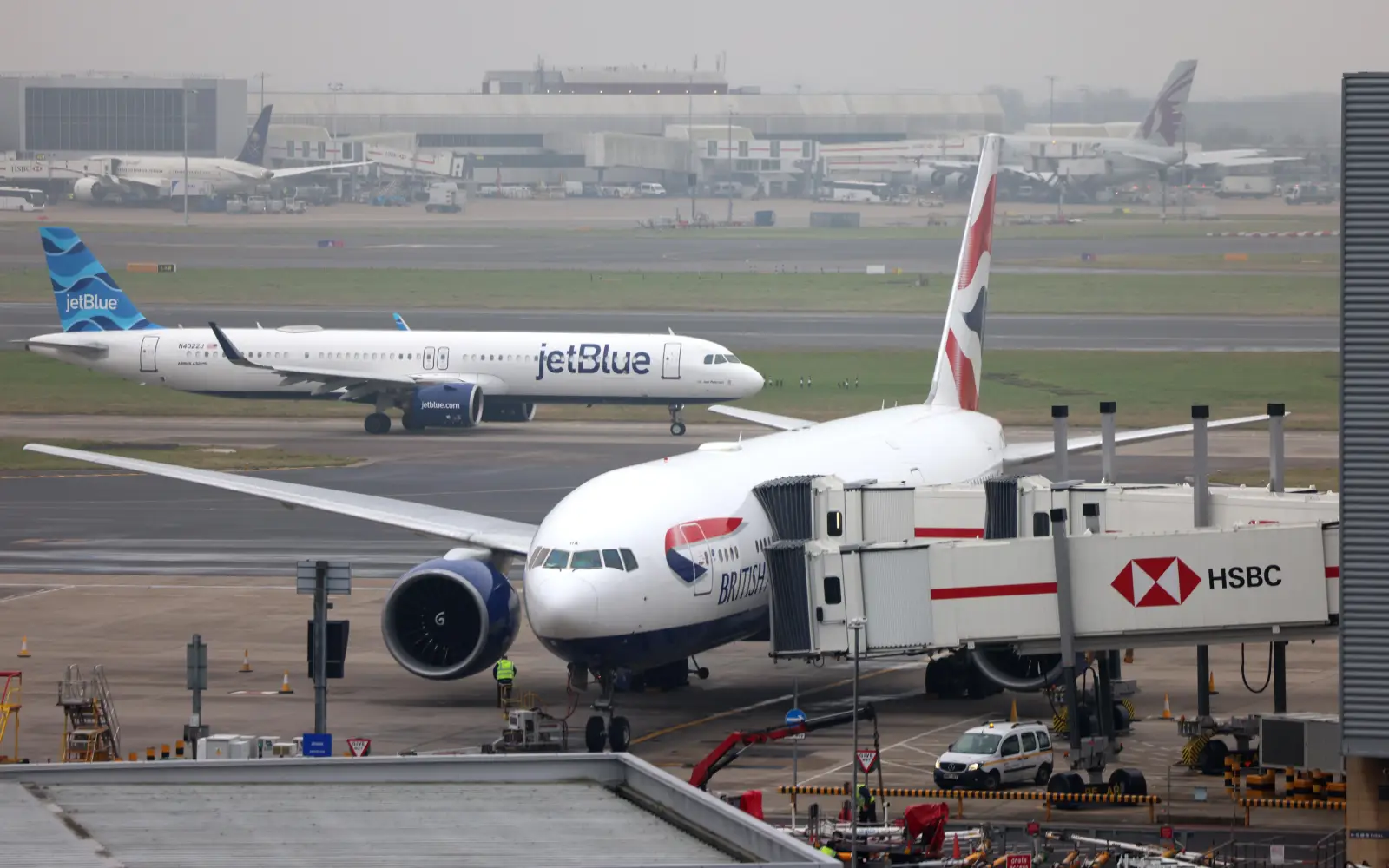 Heathrow mulls shorter third runway to cut expansion costs, FT reports ...