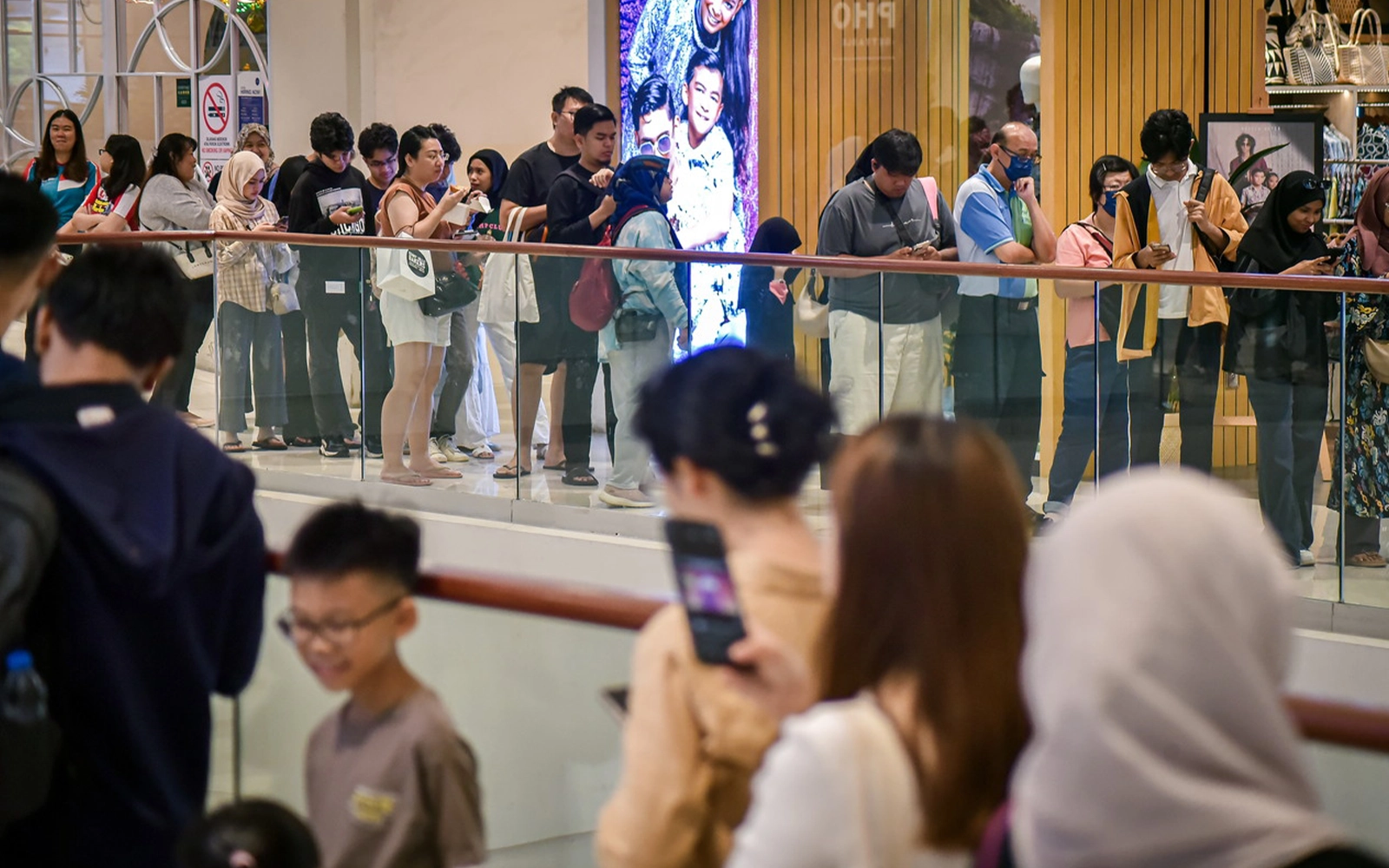 Thousands queue outside KL bookstore as 200,000 free books up for grabs ...