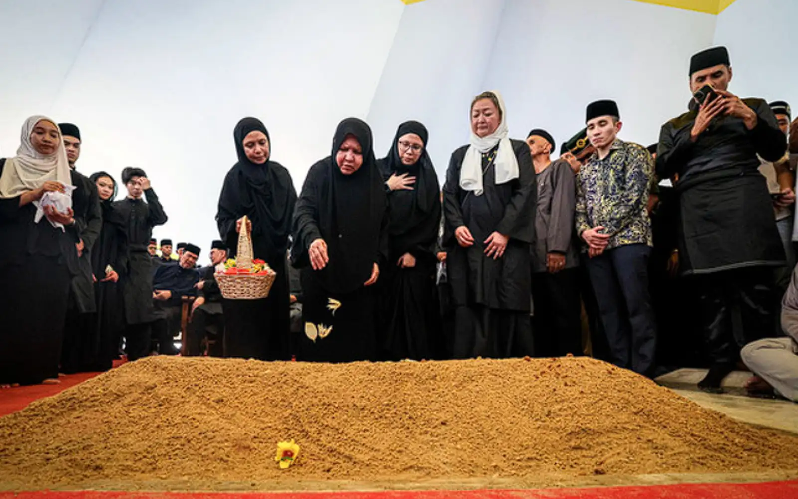 Jenazah Pak Lah selamat disemadi di Makam Pahlawan | FMT