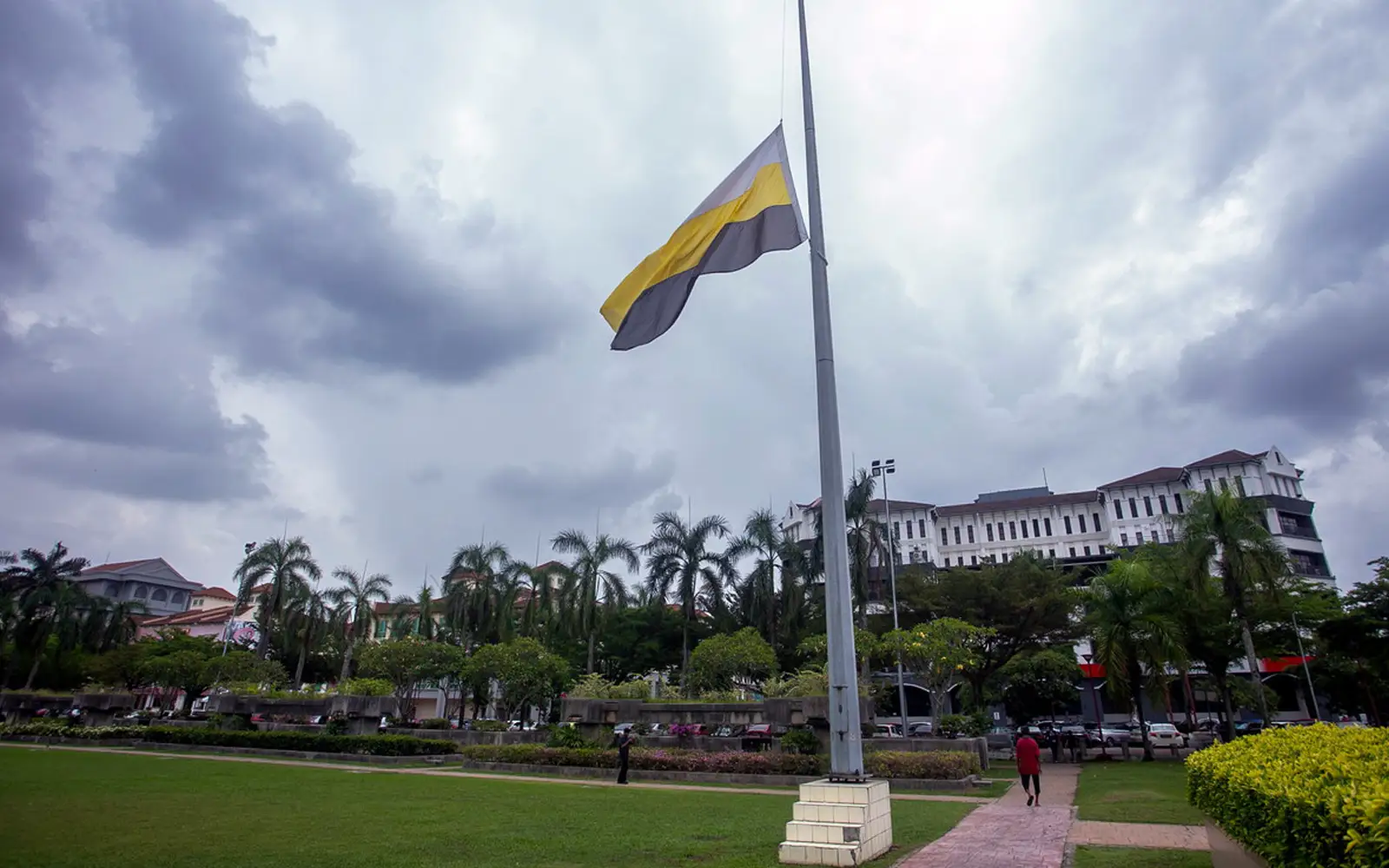 Sultan Nazrin titah bendera Perak dikibar separa tiang | FMT